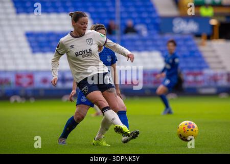 Verena Hanshaw (29 West Ham) in the pre-match huddle during the Adobe ...