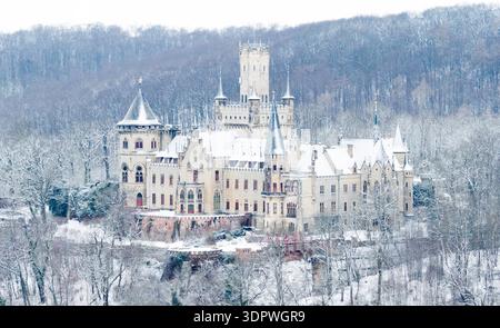 16 February 2026, Lower Saxony, Pattensen: A light blanket of snow ...
