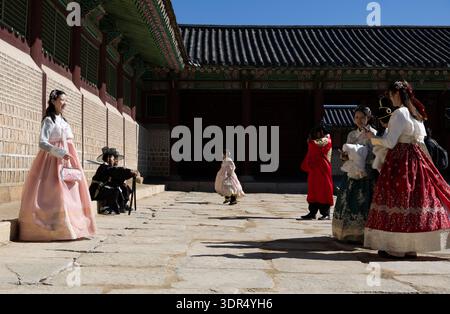 17 Jun 2026 - Seoul, South Korea : (L to R) Soee, Chaena, Daon, Sian ...