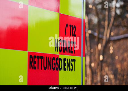 Aufschrift "112 Notarzt Rettungsdienst" auf Rettungswagen Symbolfoto ...