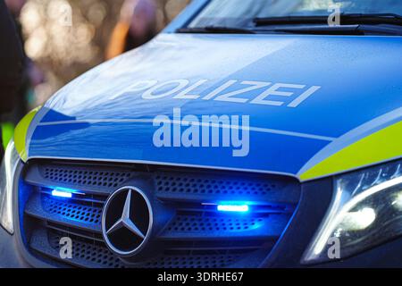 Symbolfoto Polizei Blaulicht - Streifenwagen mit Schriftzug Polizei auf ...