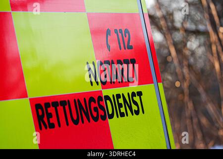 Aufschrift "112 Notarzt Rettungsdienst" auf Rettungswagen Symbolfoto ...