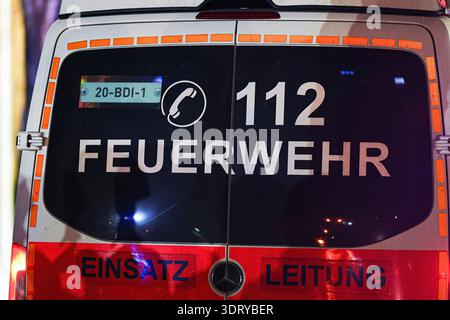 Aufschrift "Feuerwehr Hamburg" auf Feuerwehrauto Symbolfoto: Blaulicht ...