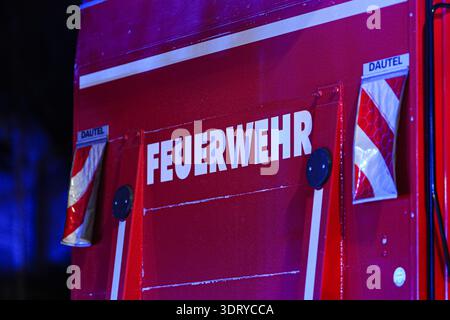 Aufschrift "Feuerwehr" auf Feuerwehrauto Symbolfoto: Blaulicht, 02.03. ...