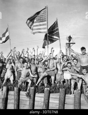 Allied prisoners of war cheer their liberation from the Jap Changi ...