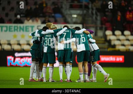 Superligakampen mellem FC Nordsjaelland og Vejle Boldklub paa Right To ...