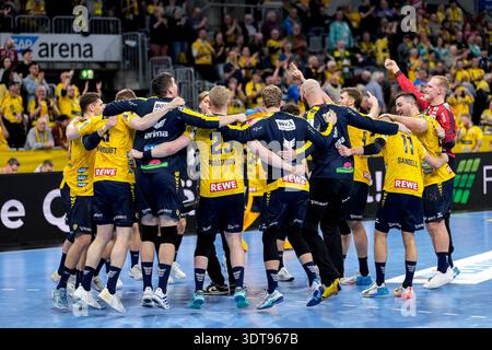 Players of the Rhein-Neckar Löwen, celebration after the final whistle ...
