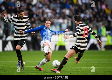 Maxence Caqueret of Como 1907 competes for the ball with Manuel ...
