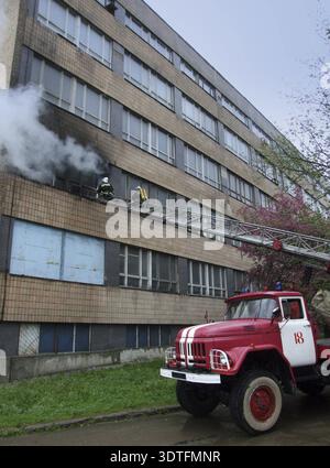 A fire engine is working to put out a fire on 1 July 2026 in Leciñena ...