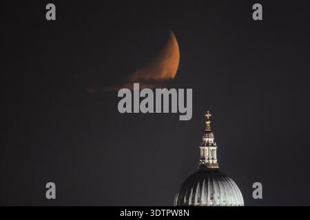 The moon sets on Monday morning Germany - Kassel, 25.04.2026 The moon ...