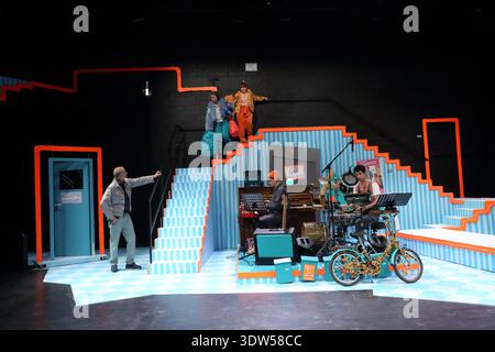 Fabian Simon Musiker, Jakob Dinkelacker Musiker und Viktoria Schreiber ...