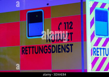 Aufschrift "112 Notarzt Rettungsdienst" auf Rettungswagen Symbolfoto ...