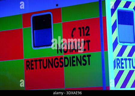 Aufschrift "112 Notarzt Rettungsdienst" auf Rettungswagen Symbolfoto ...
