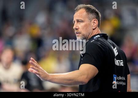 Maik Machulla (coach, head coach, RNL), gives instructions, gestures ...