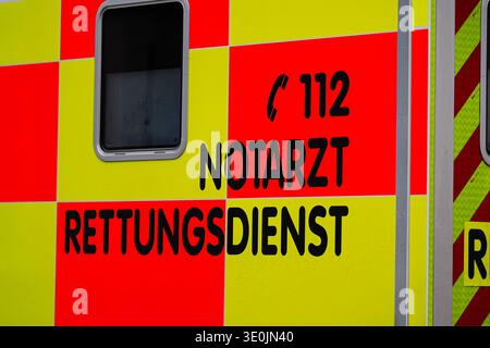 Aufschrift "112 Notarzt Rettungsdienst" auf Rettungswagen Symbolfoto ...