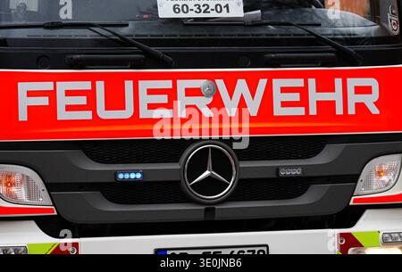 Aufschrift "Feuerwehr" auf Feuerwehrauto, mit Blaulicht Symbolfoto ...