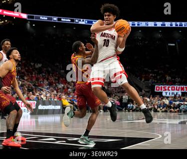 Arizona forward Koa Peat, center, shoots past Purdue center Oscar Cluff ...