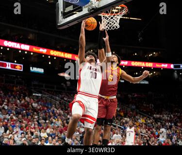 Arizona forward Koa Peat (10) dunks during the second half in the Elite ...