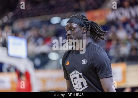 Nike Sibande (Niners Chemnitz, #02) mit Xavier Rathan-Mayes (FC Bayern ...