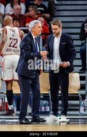 Svetislav Pesic (FC Bayern Basketball, Chef-Trainer) gestikuliert ...