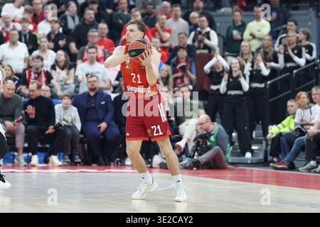 Justuz Hollatz (FC Bayern Basketball, #21) with Nike Sibande (Niners ...