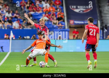Houston Dynamo midfielder Lawrence Ennali (11) controls possession ...
