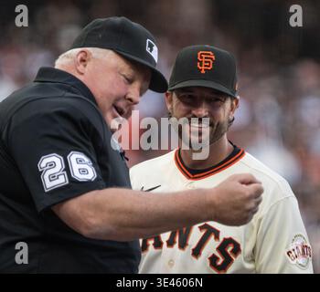 San Francisco Giants manager Tony Vitello watches batting practice ...