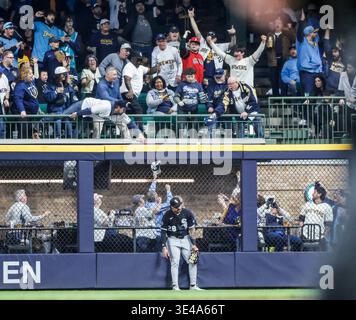 Milwaukee Brewers right fielder Jake Bauers (9) catches a fly ball by ...