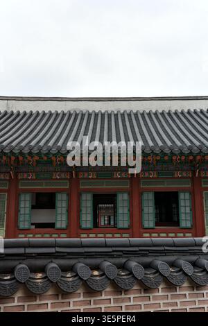 Curved eaves of traditional Korean palace building, Changdeokgung ...