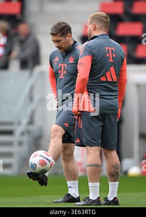 from left Co-Trainer [assistant coach] [coach] Ivica Olic, Trainer ...