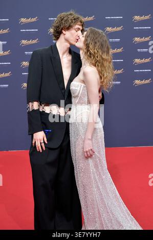 Lucy Hellenbrecht mit Finn bei der Premiere der 3. Staffel der Sky Now ...
