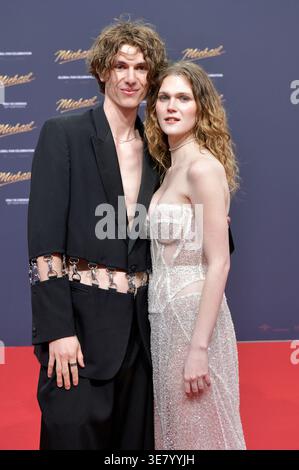 Lucy Hellenbrecht mit Finn bei der Premiere der 3. Staffel der Sky Now ...