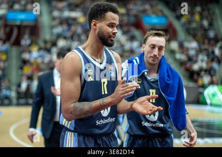 Moses Wood (Alba Berlin, #11) mit Vladimir Lucic (FC Bayern Basketball ...