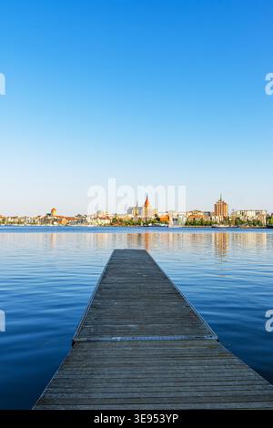 Bank und Boot an einem Steg am Naugartener See Naugarten Deutschland ...