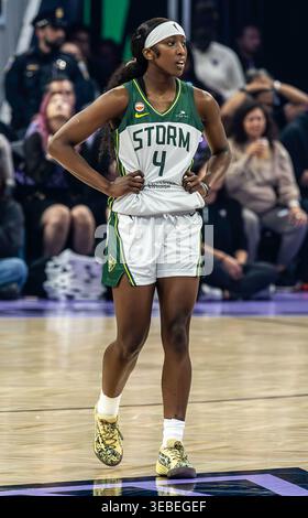 Seattle Storm guard Flau'jae Johnson (4) drives to the basket as ...