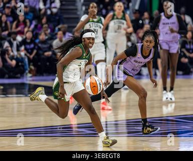 Golden State Valkyries guard Tiffany Hayes (15) plays against the Las ...