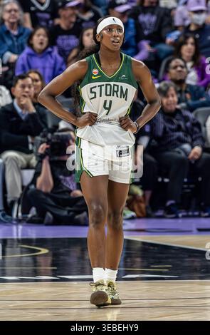 Seattle Storm guard Flau'jae Johnson (4) drives to the basket as ...