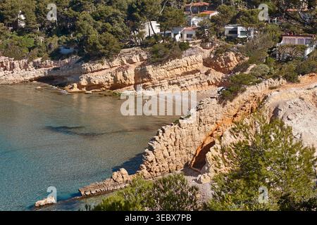 Picturesque mediterranean beach. Penya tallada, Salou. Tarragona ...