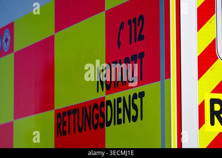 Aufschrift "112 Notarzt Rettungsdienst" auf Rettungswagen Symbolfoto ...