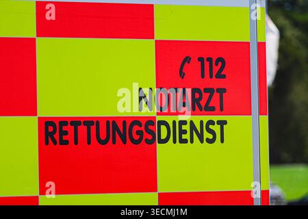 Aufschrift "112 Notarzt Rettungsdienst" auf Rettungswagen Symbolfoto ...
