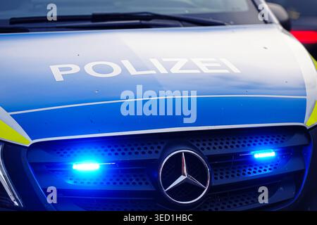 Aufschrift "Polizei" auf Polizeiauto mit LED Anzeige "Unfall ...