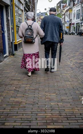 GOUDA - Elderly people walk together in the city ROBIN UTRECHT /ANP ...