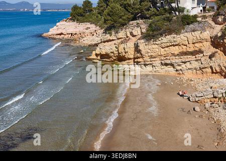 Picturesque mediterranean beach. Penya tallada, Salou. Tarragona ...