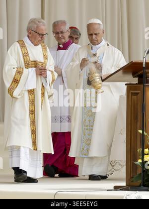 Pope Leo XIV celebrates a Mass for the Solemnity of Pentecost in ST ...