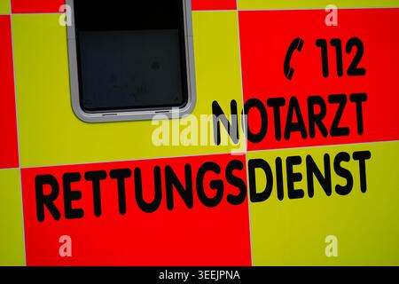 Aufschrift "112 Notarzt Rettungsdienst" auf Rettungswagen Symbolfoto ...