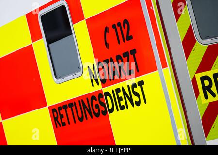 Aufschrift "112 Notarzt Rettungsdienst" auf Rettungswagen Symbolfoto ...