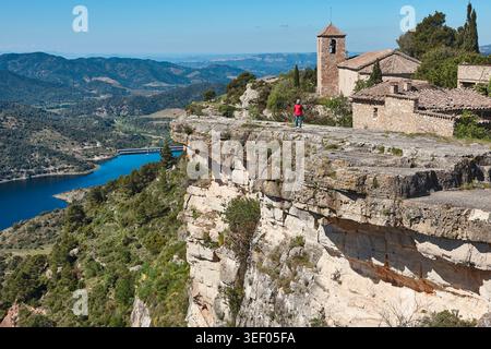 Picturesque cliff village of Siurana. Stone chapel. Tarragona ...