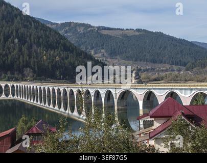 Beautiful view of the lake, houses and clear blue sky at noon Stock ...