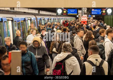 21 June 2026, Bavaria, Munich: At a kiosk in Michaelibad, you can get ...