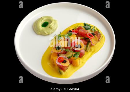Salad with tuna, mango and avocado Stock Photo - Alamy